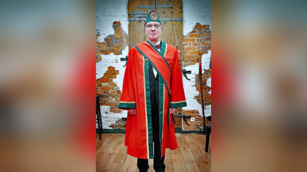 Männerbund Schlaraffia schlägt Ilfelder zum Ritter