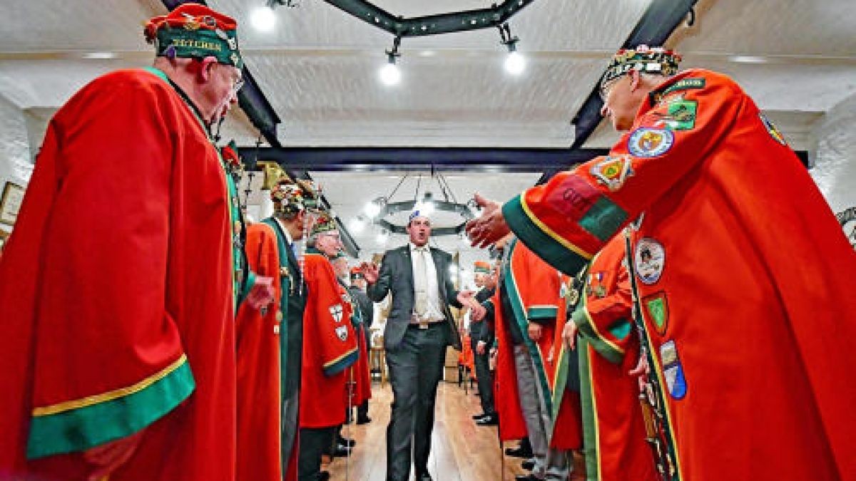 Männerbund Schlaraffia schlägt Ilfelder zum Ritter