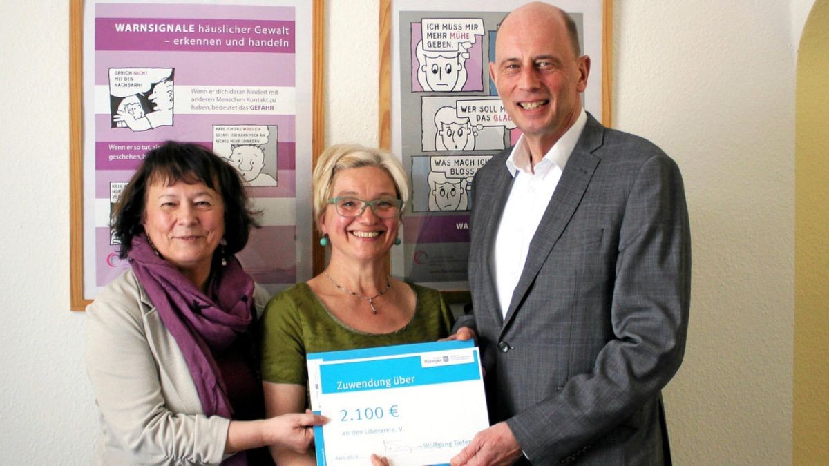 Wolfgang Tiefensee übergibt Lottomittel fürs Frauenhaus in Gera