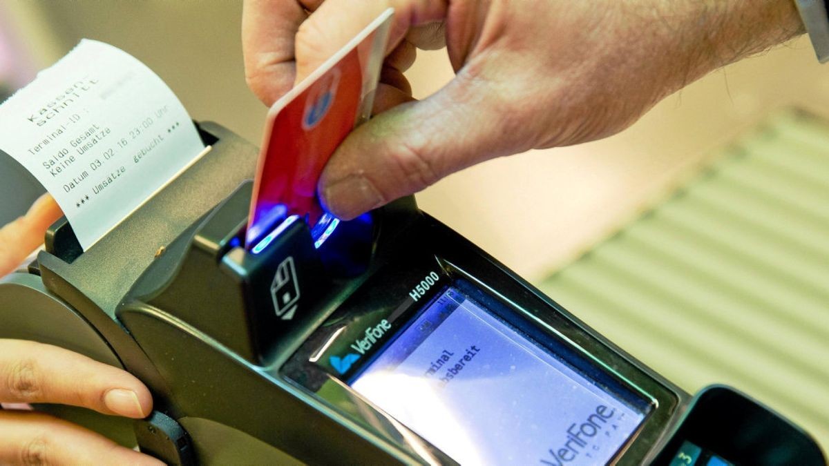 Bye-bye Bargeld? Deutsche zahlen erstmals öfter mit Karte