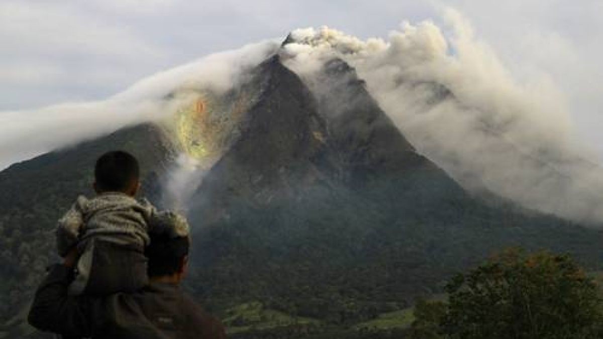 Vulkan spuckt nach 400 Jahren Lava und Asche