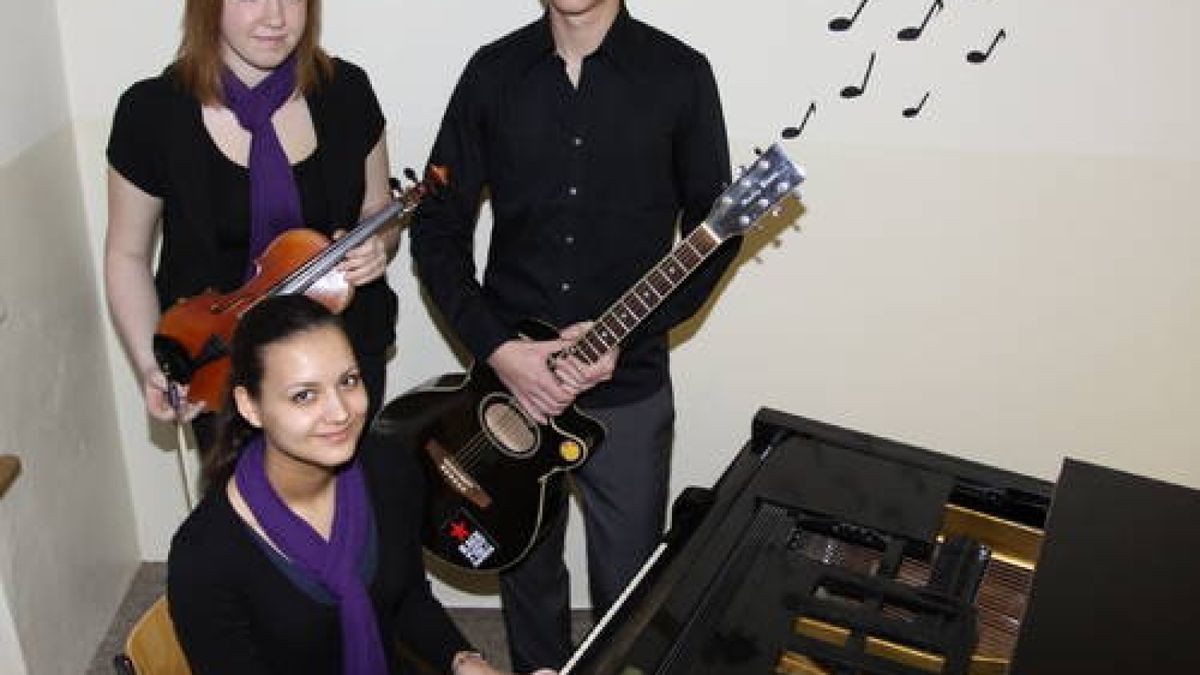 Feierlich und fröhlich: Pößnecker Gymnasiasten widmen ihrer Schule eine ...