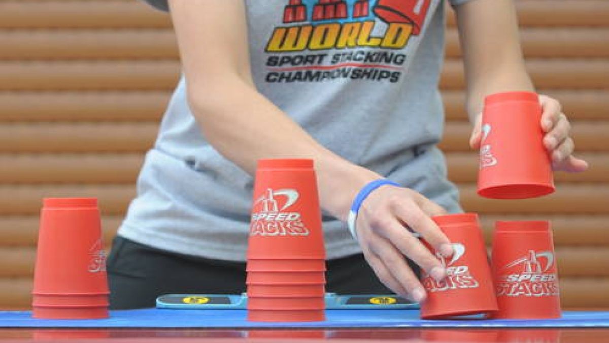 Weltmeister im Becherstapeln kommt aus Gera