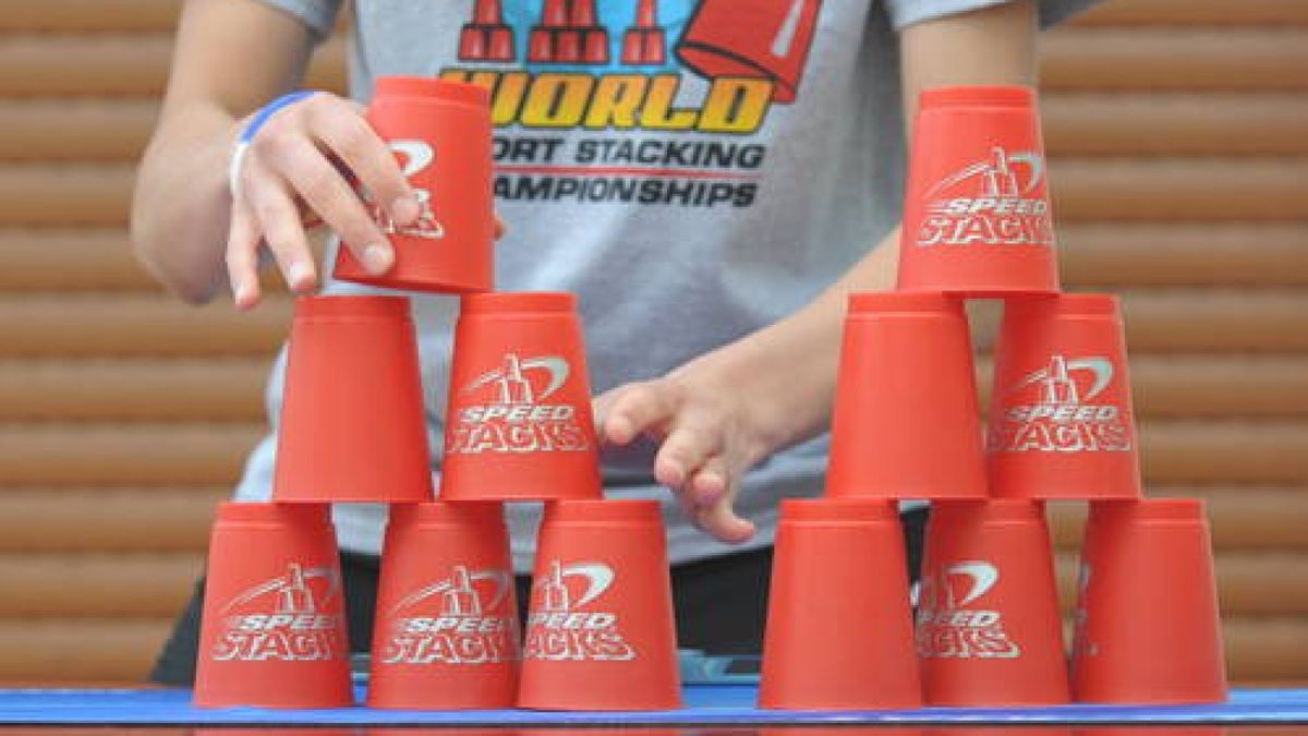 Weltmeister im Becherstapeln kommt aus Gera