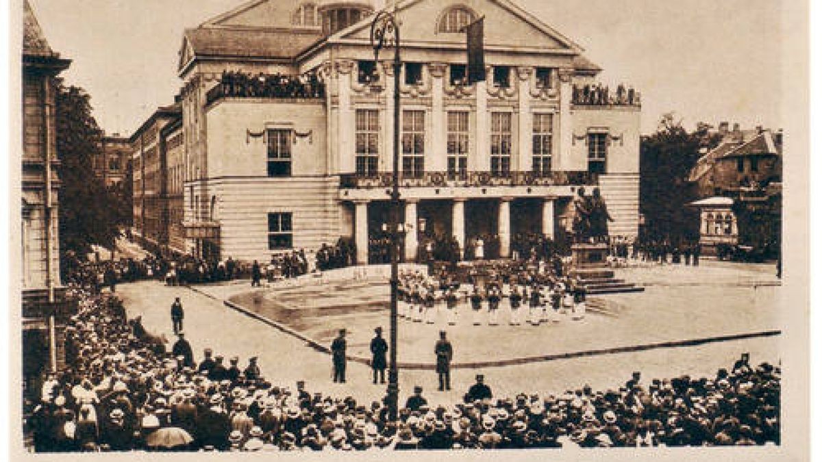 Ein Hoch auf die Republik: DNT-Modell in Weimar mit Ebert-Vereidigung