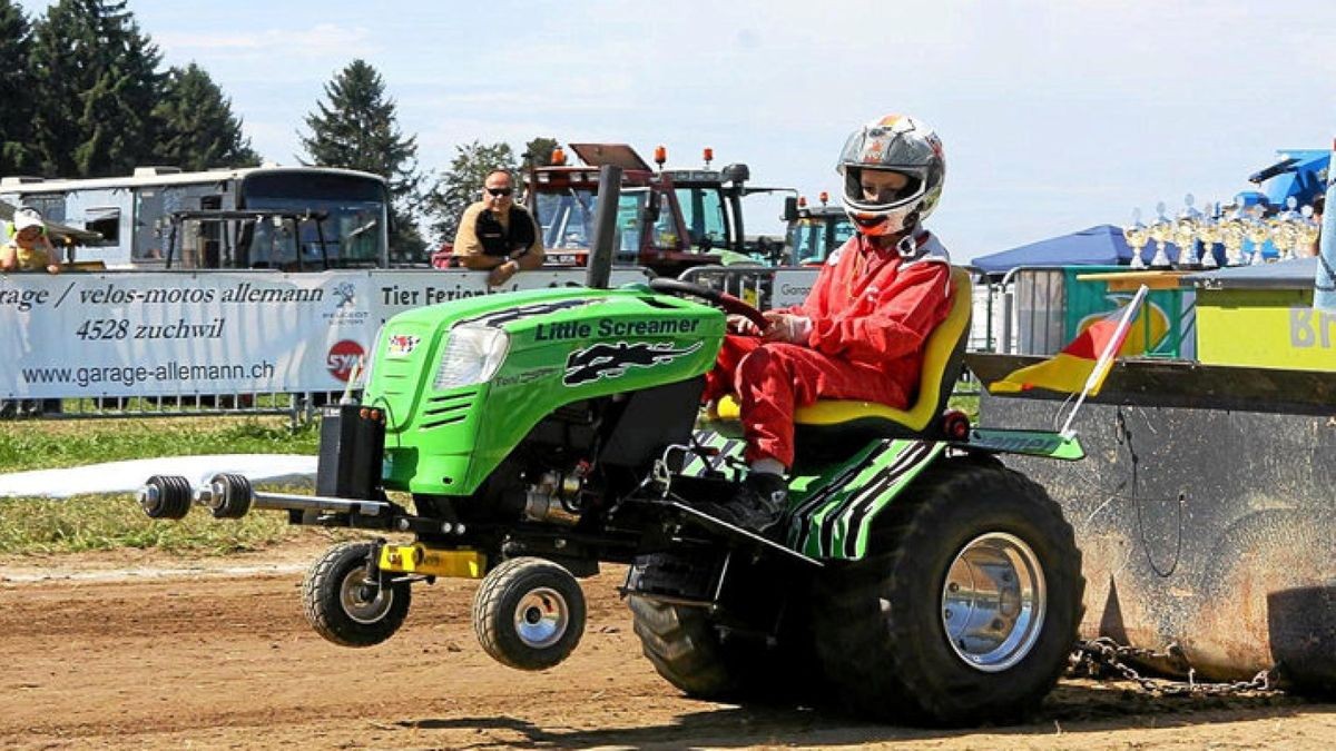 Toni Schmidt aus Nischwitz fährt mit dem Traktor aufs Siegertreppchen