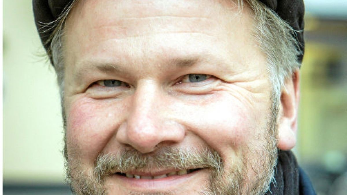 Graue Betonsäulen vor Fachwerk: Lutherplatz in Eisenach nach fünf ...