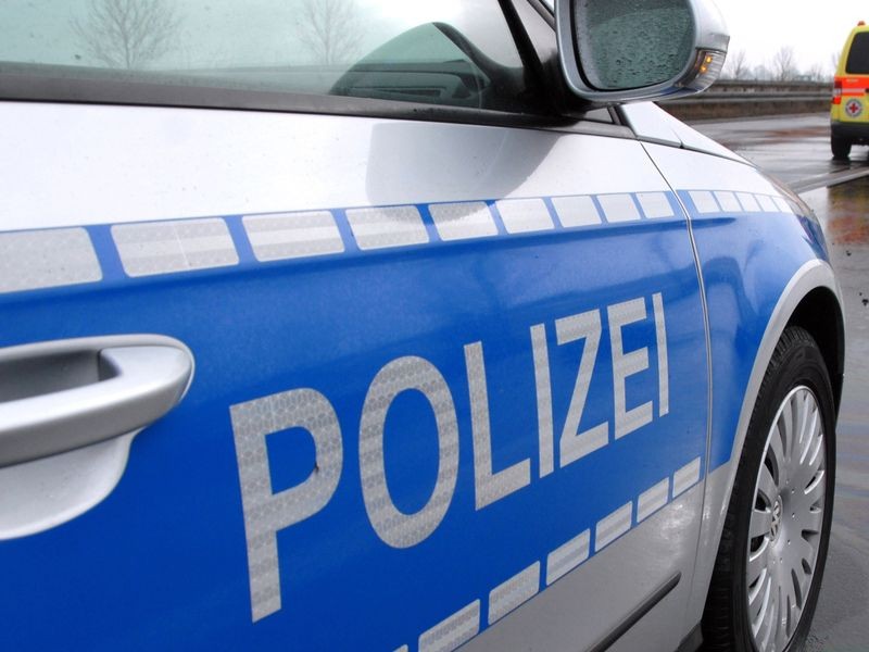 Auto rollt los: Über Fuß und gegen Garagentor - Unfall mit vier ...