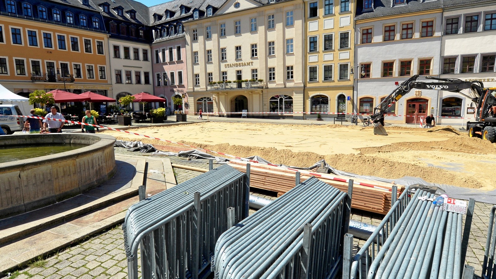 Rund 400 Tonnen Sand für Gera Beach 2019 auf dem Marktplatz verteilt
