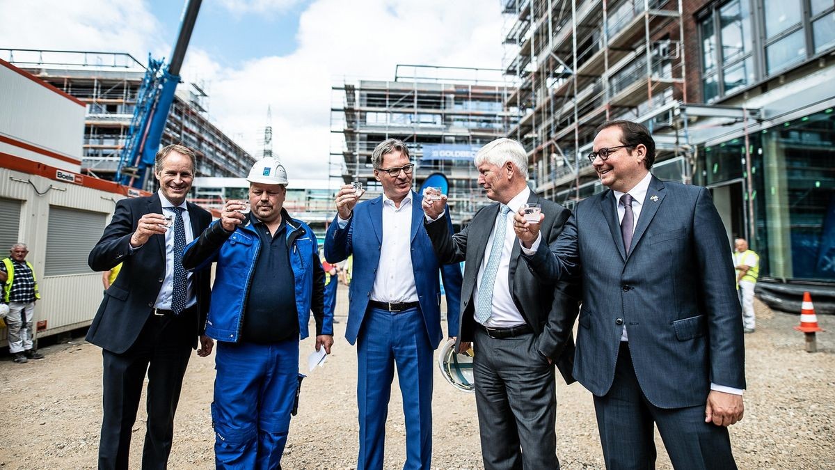 RWE feiert Richtfest für neuen Campus - mit Polizeischutz