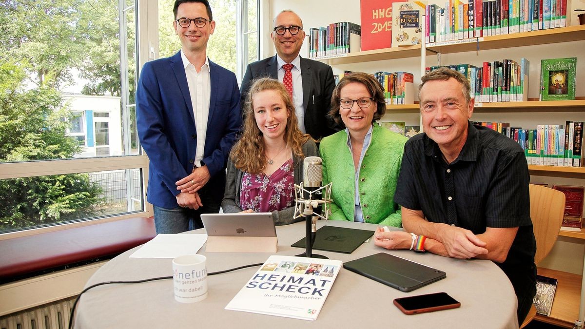 Heimatministerin übergibt „Heimatscheck“ ans Heine-Gymnasium
