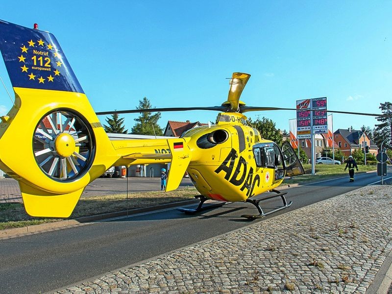 Motorrad fängt nach Unfall auf B87 Feuer – Fahrer schwer verletzt