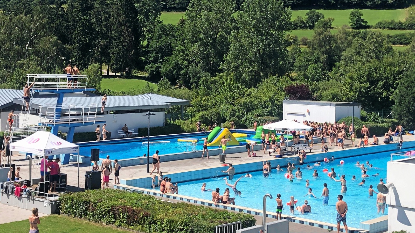 Abkühlung bei der Hitze: Pool-Party im Wellenfreibad