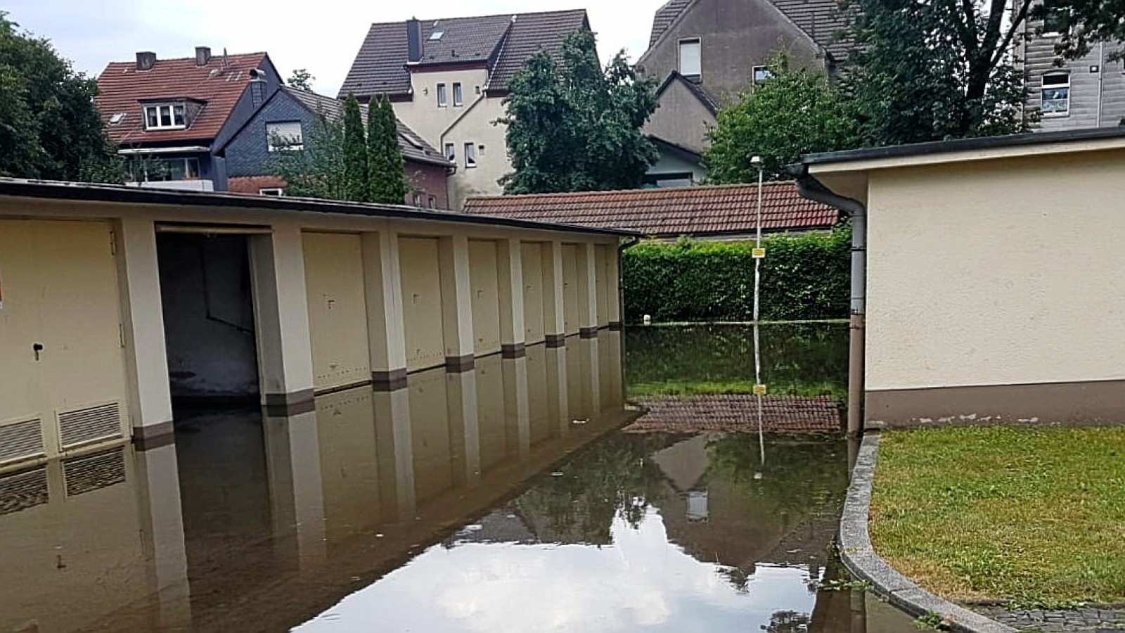 Starkregen setzt in Bochum Garagen und Keller unter Wasser