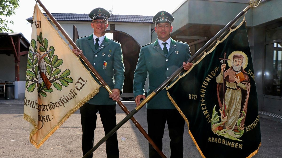 Schützenfest: Stolze Fahnenträger in Herdringen