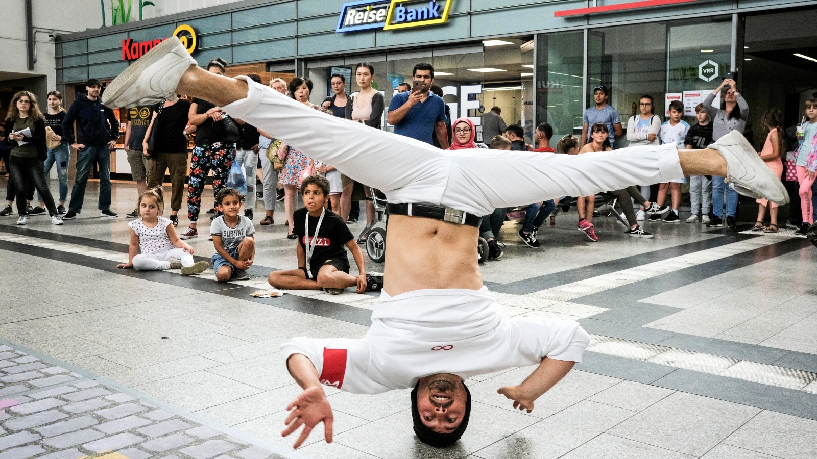 Kinder tanzen mit Breakdance-Weltmeister im Hauptbahnhof