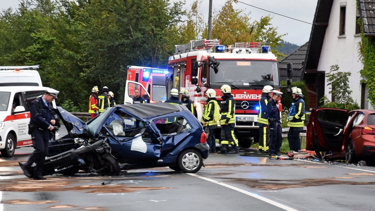 Vier Verletzte bei schwerem Verkehrsunfall
