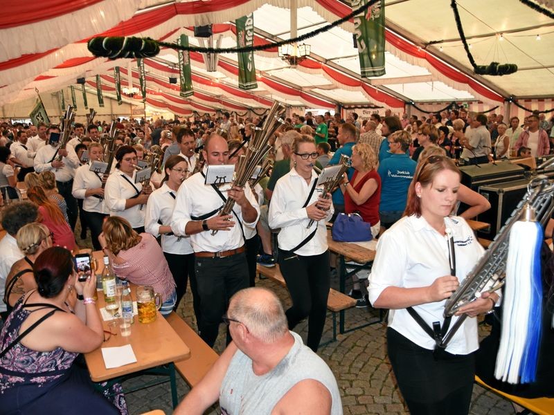 „O’zapft is!“ - Das 30. Saalfelder Bierfest ist eröffnet