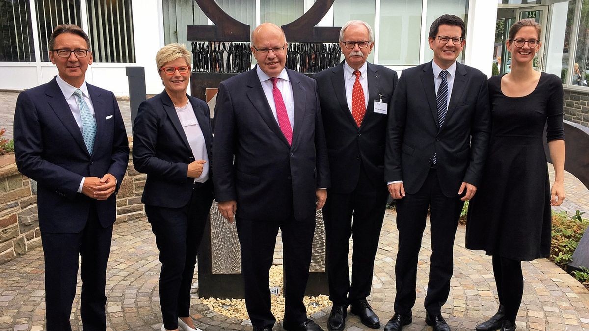 Peter Altmaier beeindruckt von Firma Krah in Drolshagen