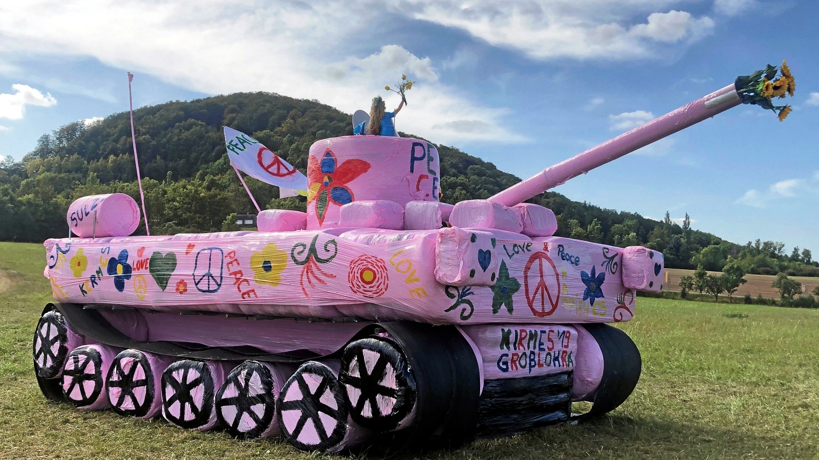 Der rosarote Panzer verkündet „Love, Peace and Kirmes“