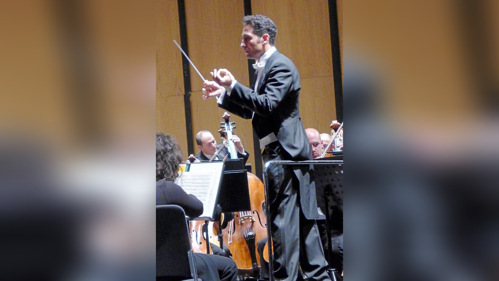 Nabil Shehata gibt großartigen Einstand als Chefdirigent