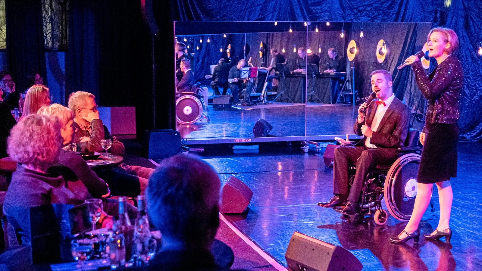 Cinzia Rizzo serviert im Wolfsburger Hallenbad Songs à la carte