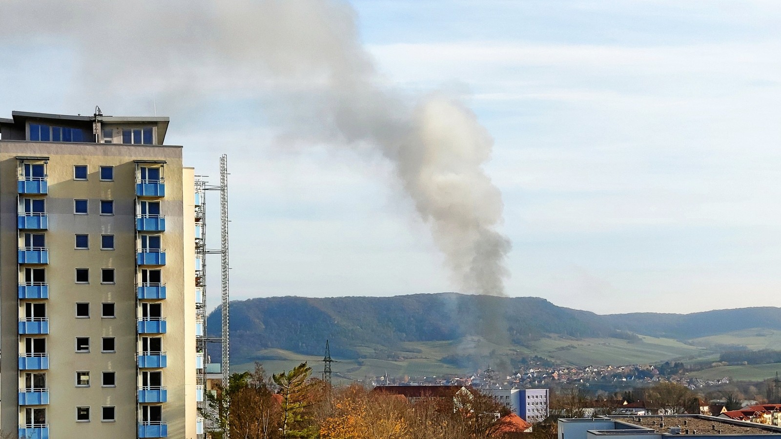 Hybridauto in Jena-Löbstedt brennt - Feuerwehr muss ausrücken