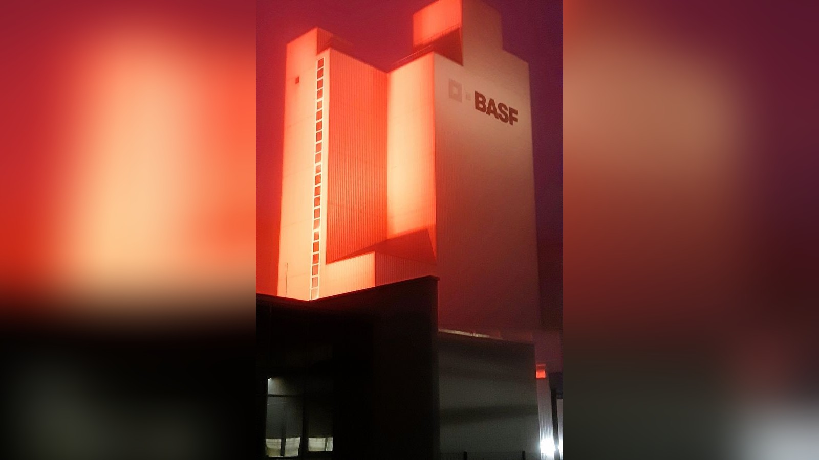 BASF-Gebäude in Rudolstadt orange angestrahlt