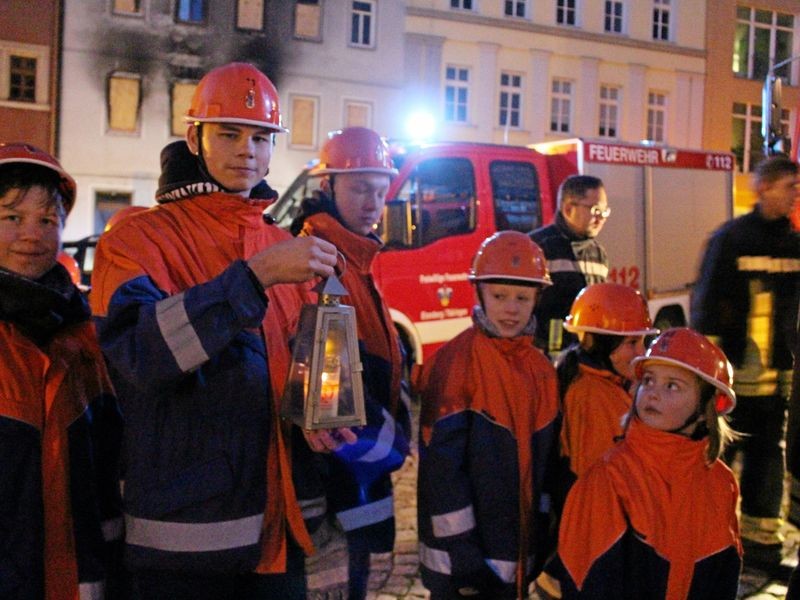 Friedenslicht kommt mit Blaulicht in Eisenberg an