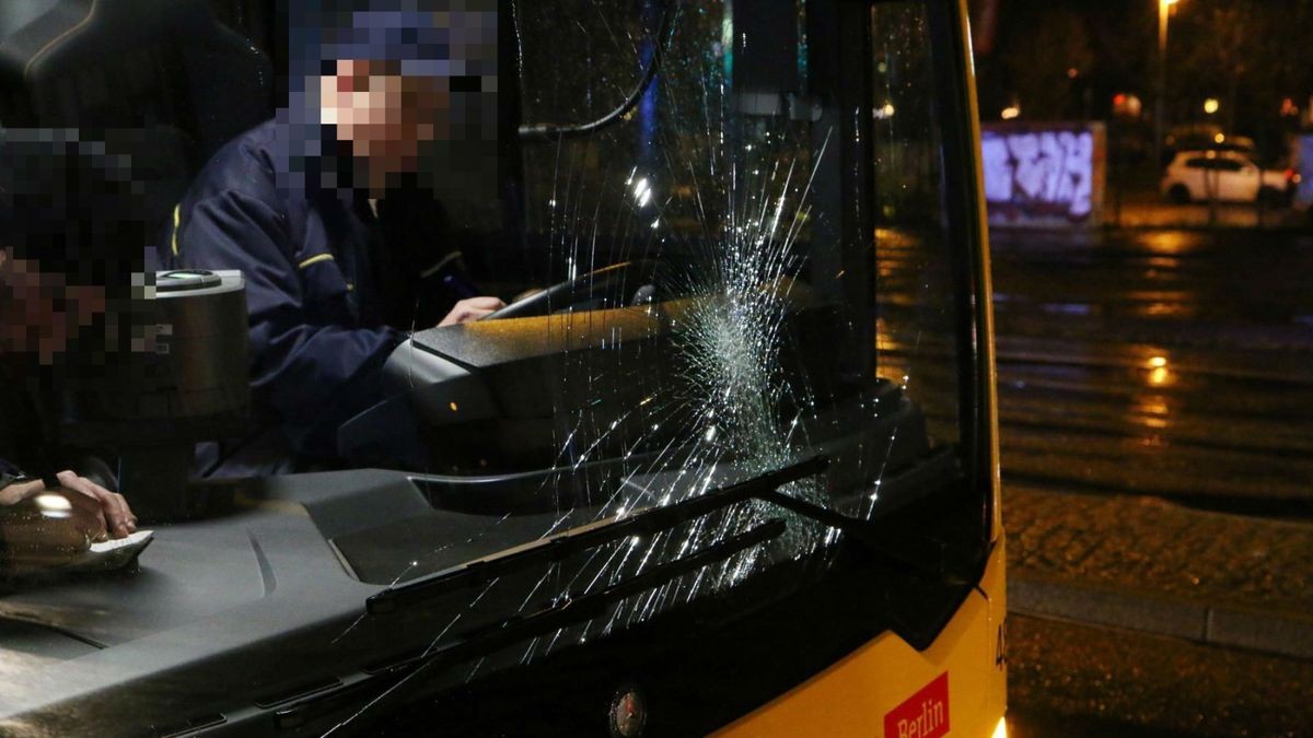 Charlottenburg: Unfall mit BVG-Bus - mehrere Verletzte