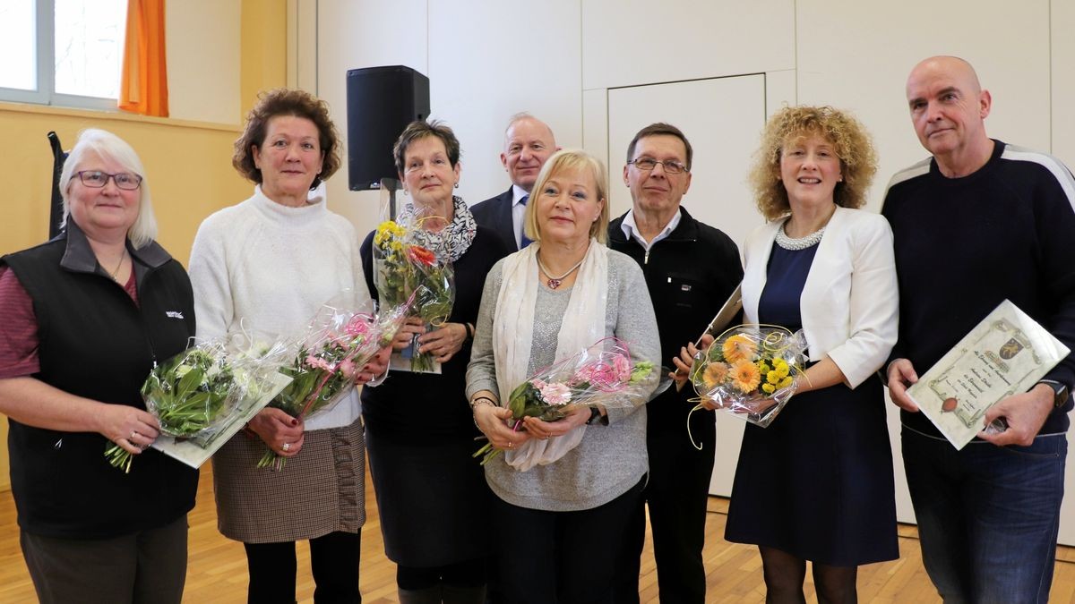 Sieben verdiente Bürger mit Ehrennadeln ausgezeichnet