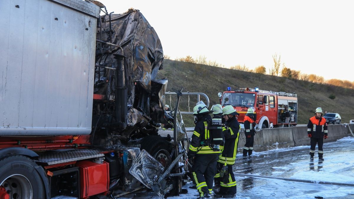 Schwerer Lkw-Unfall auf A71 - Mann stirbt an Unfallstelle