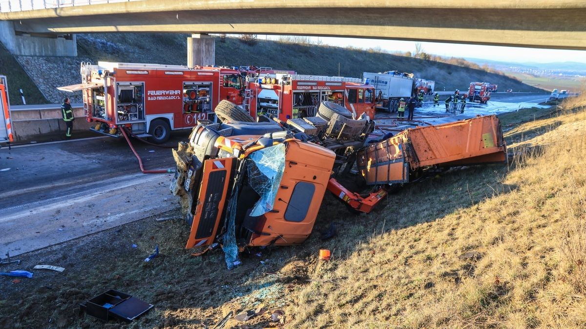 Schwerer Lkw-Unfall auf A71 - Mann stirbt an Unfallstelle