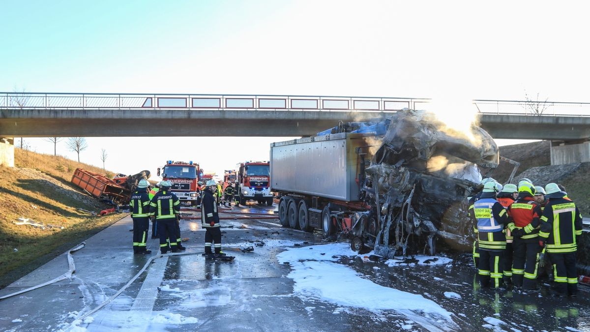 Schwerer Lkw-Unfall auf A71 - Mann stirbt an Unfallstelle