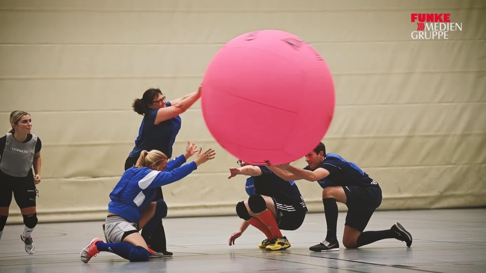 Drei Mannschaften und ein Riesenball: Das ist Kin-Ball
