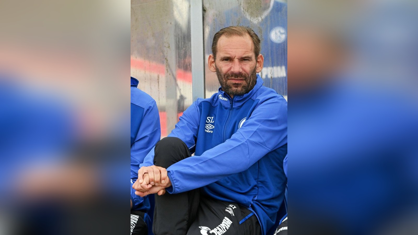 Schalke-Psychologe Sascha Lense arbeitet im Hintergrund