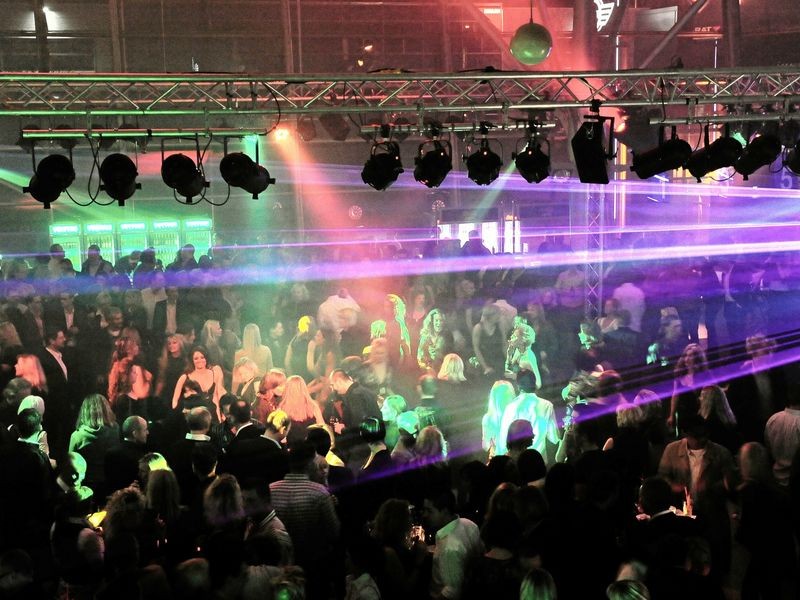 Bochum: Club-Partys im Autohaus locken 1000 Besucher an