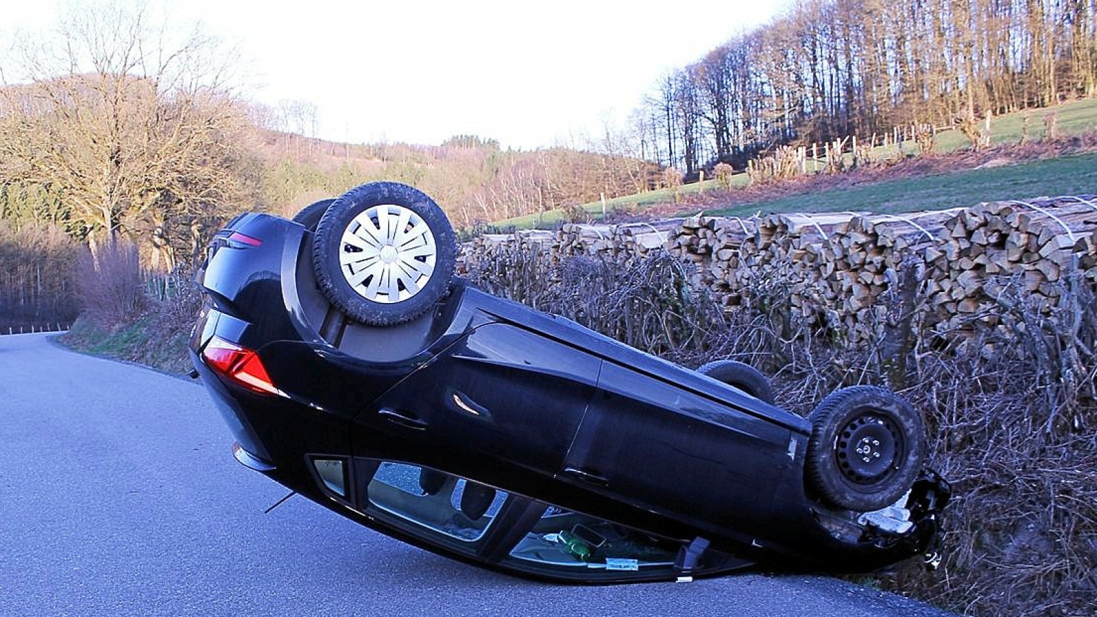 Lennestadt: Auto landet nach Unfall auf dem Dach