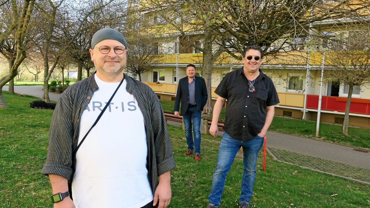 Drei Musiker, zwei Balkone und Zuhörer in ganz Gera-Lusan