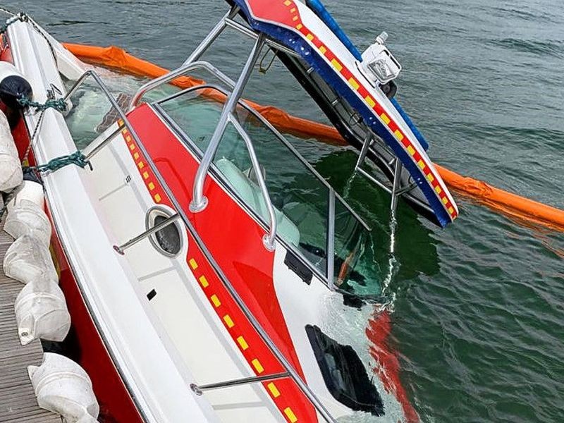 Sorpesee: DLRG-Boot kentert am Steg - Wehr richtet es auf