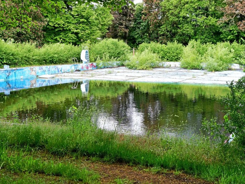 Kinderlachen statt quakender Frösche wo Gräfenrodas altes Freibad modert