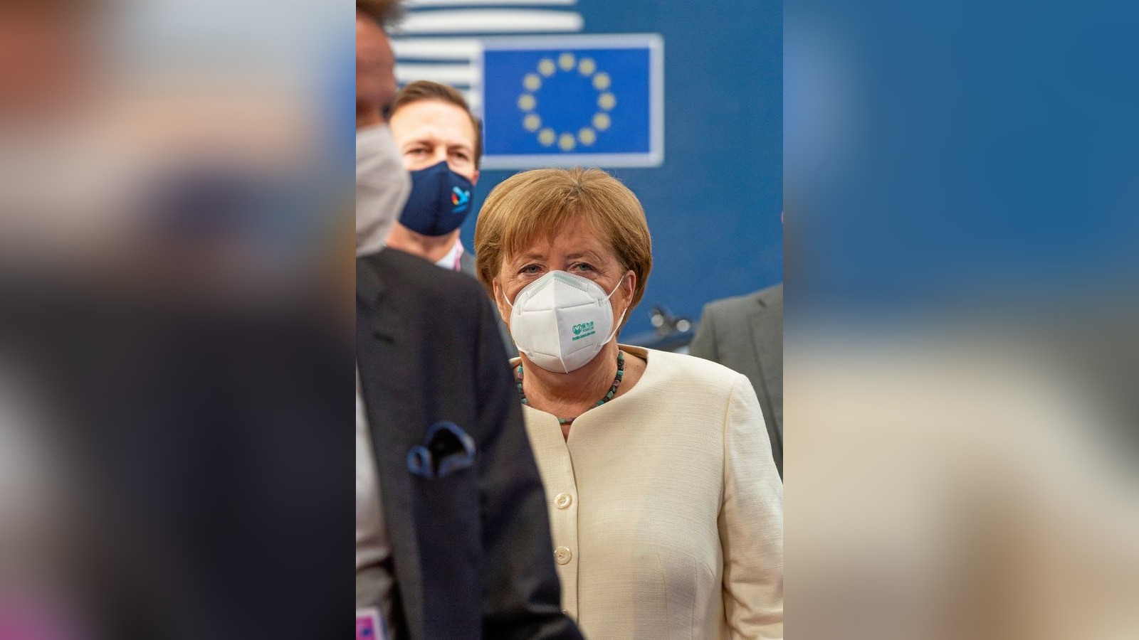 Mit dieser Maske schützt sich Angela Merkel vor Corona
