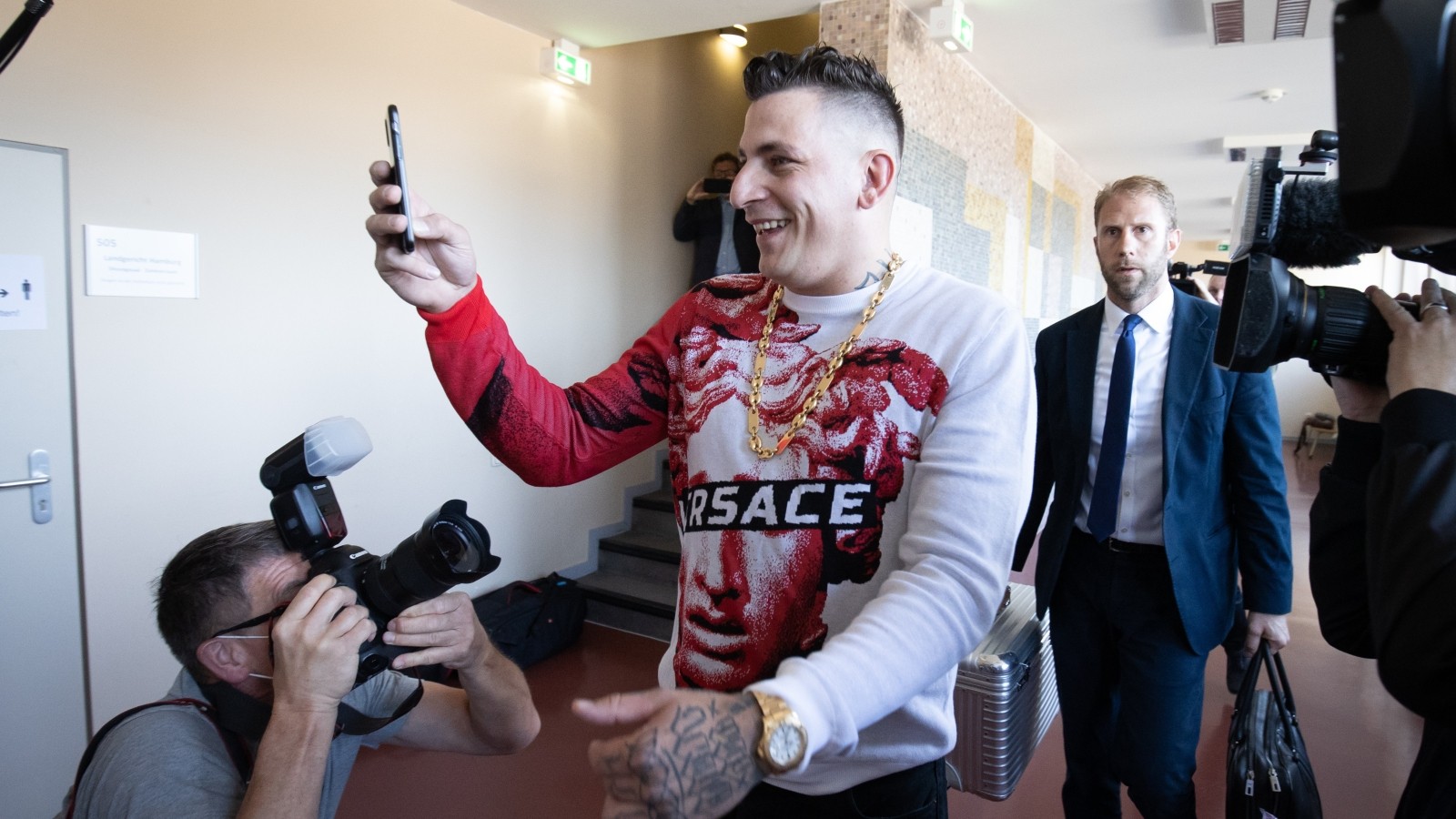 Rapper Gzuz offenbar verlobt! Freundin postet Verlobungsring