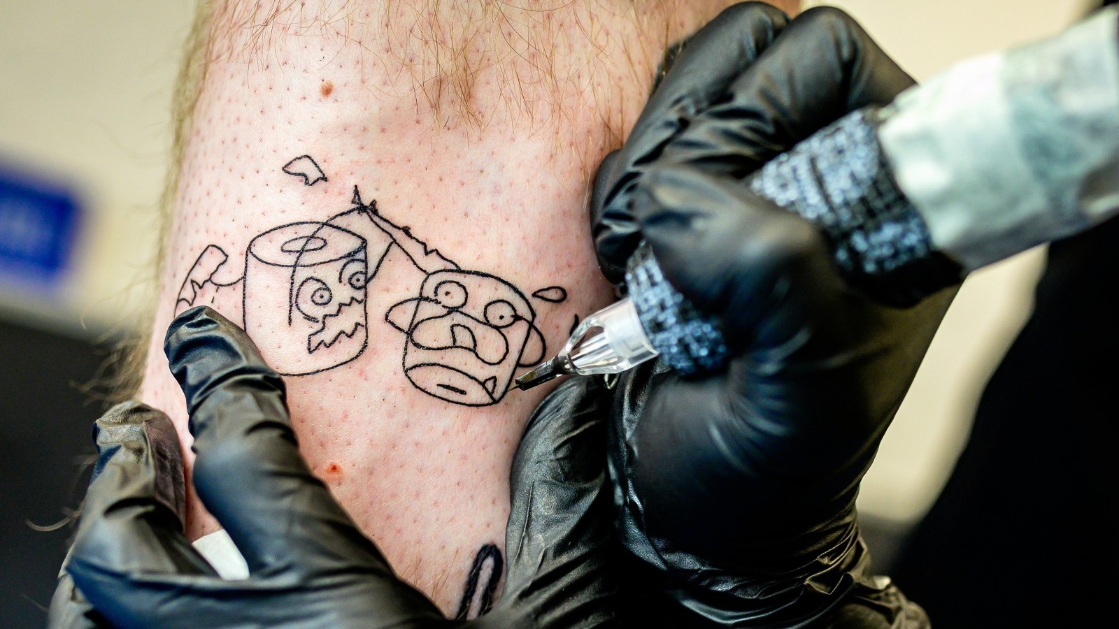 Klopapierrolle auf der Haut? Jetzt kommen die Corona-Tattoos