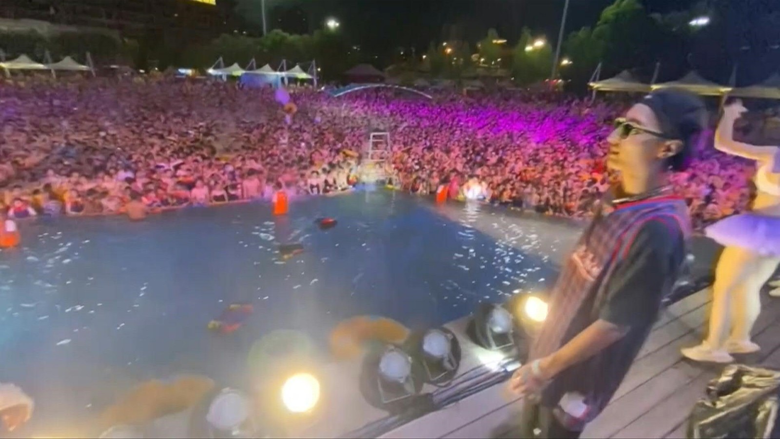 Riesige Pool-Party in Wuhan: China weist Kritik zurück