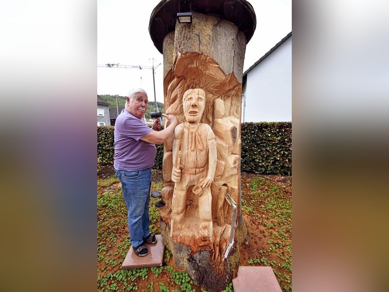 Netphen: Friedrich Hahn macht aus Baumstamm 3-Meter-Skulptur