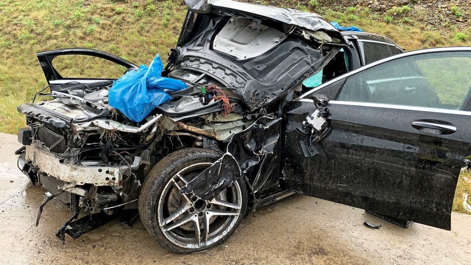 Mercedes überschlägt sich auf A71 bei Starkregen mehrfach