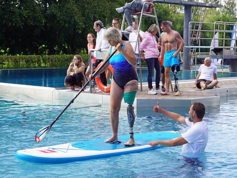 Beinamputierte üben sich in Triptis im Stehpaddeln