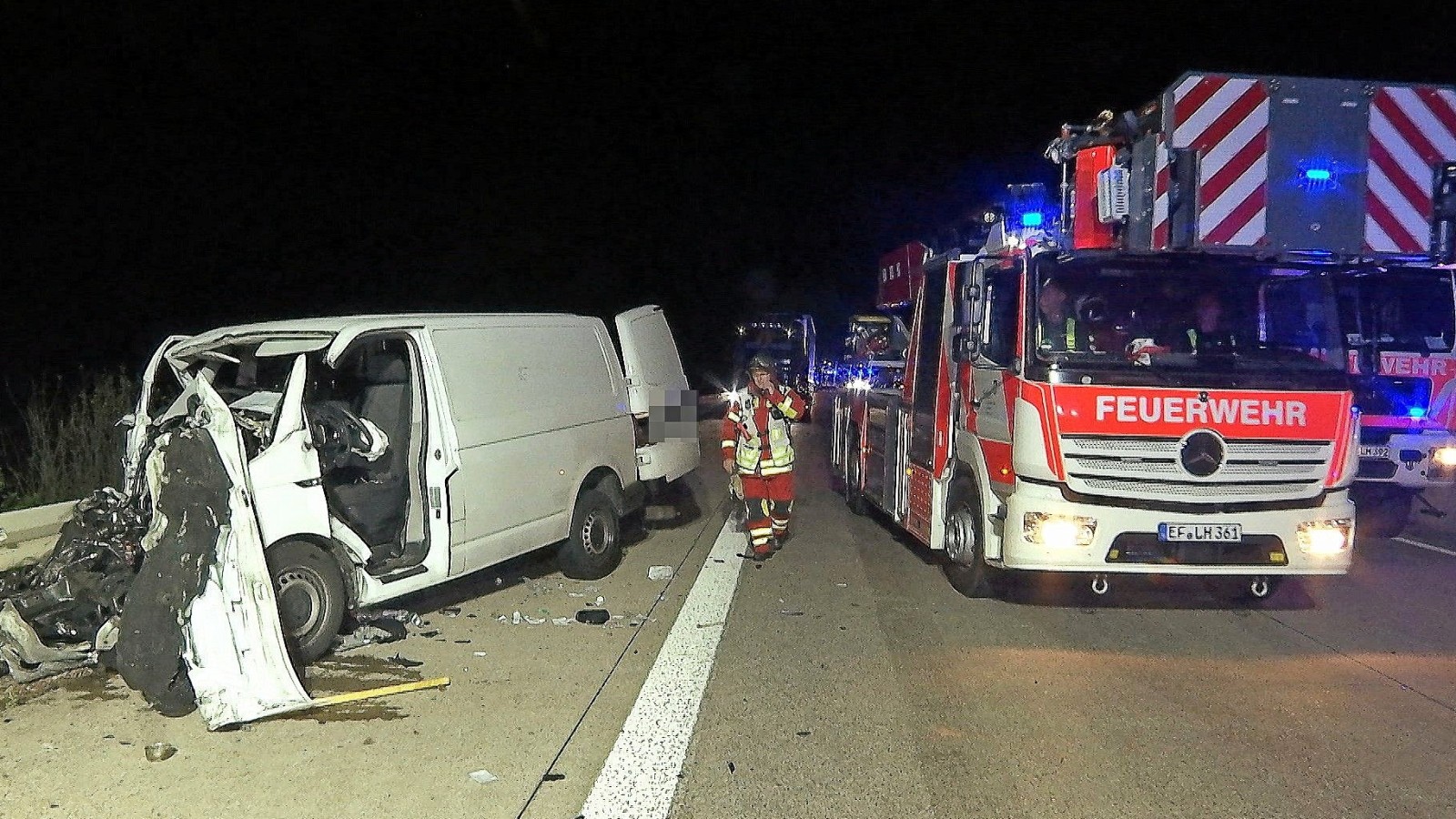 Schwerer Unfall mit Verletzten auf A71 - Kleintransporter fährt auf Lkw auf