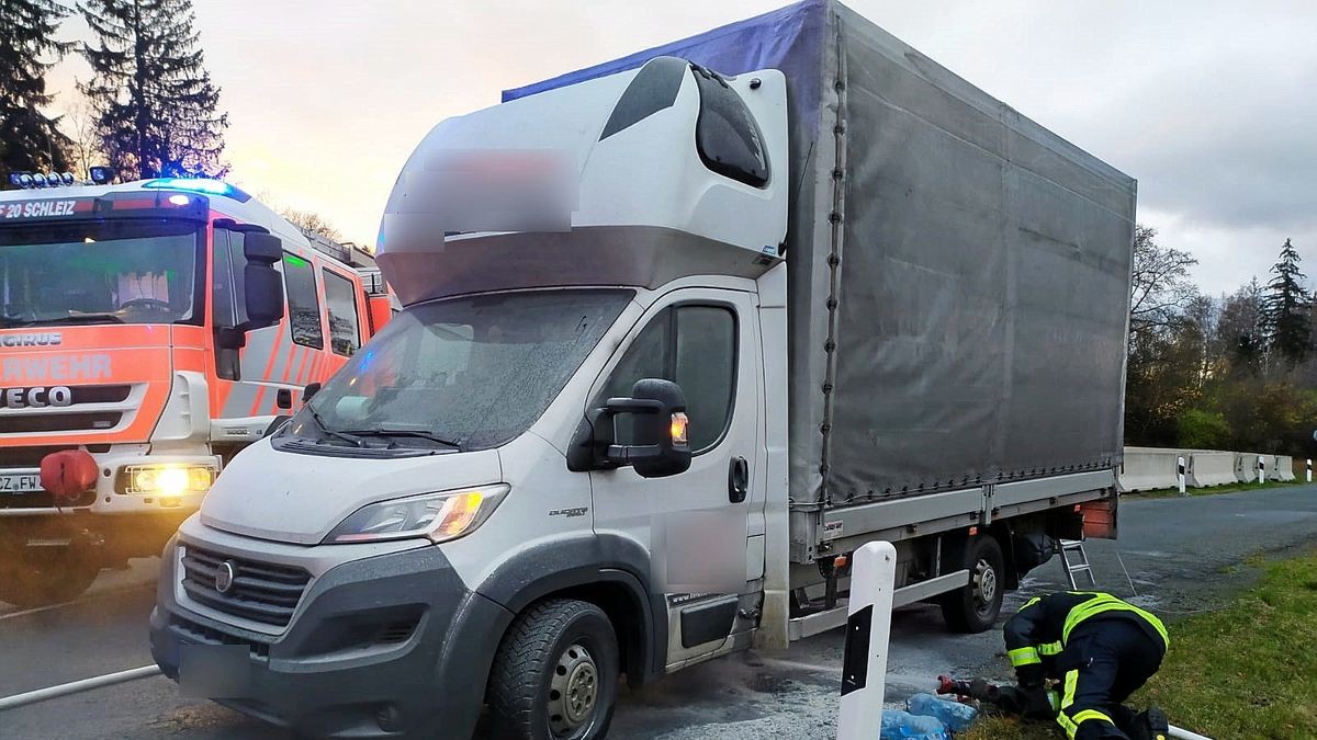 Kleintransporter brennt auf A9